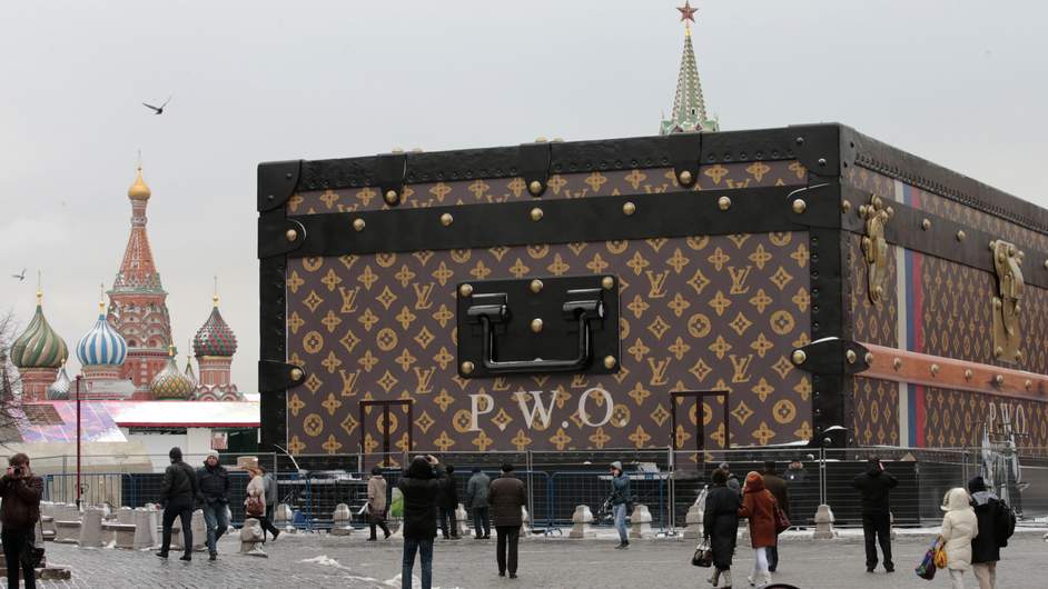 Giant Louis Vuitton suitcase in Moscow’s Red Square ‘sparks outrage ...