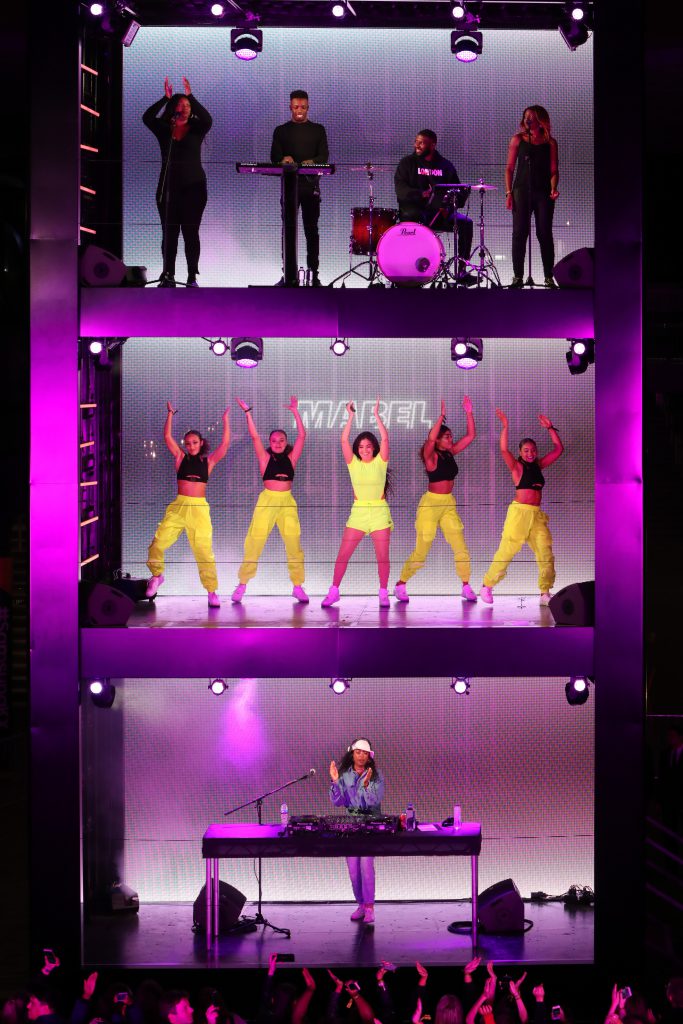 Samsung KX Celebrates Official Launch With World’s First Vertical Stage ...