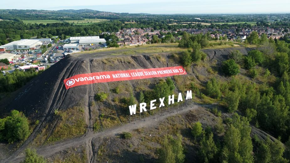 Ryan Reynolds and Rob McElhenny welcomed to Wrexham with Hollywood ...