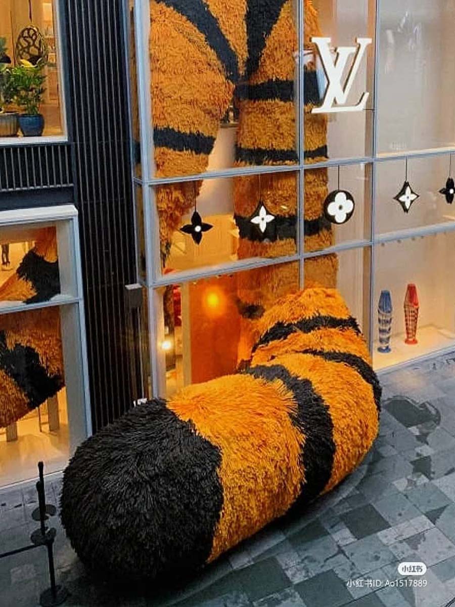 The Tiger who came to Chengdu: Louis Vuitton weaves giant tiger tail ...