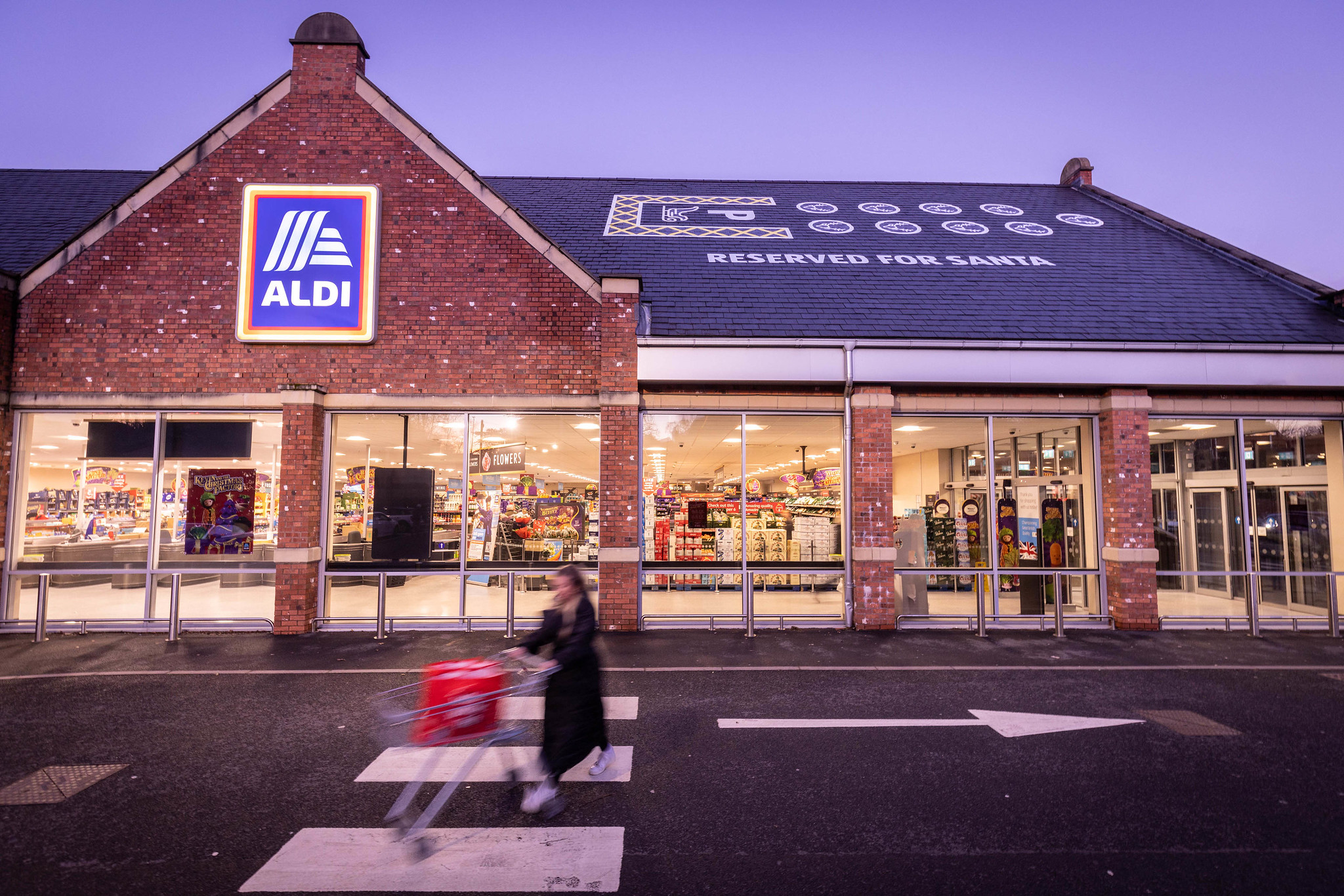 Aldi installs rooftop sleigh parking for Santa | Famous Campaigns