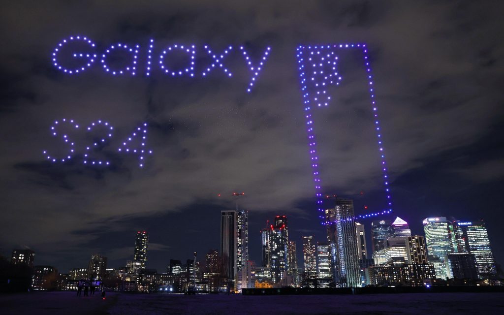 Giant spaceship soars above London as Samsung launches Galaxy AI ...