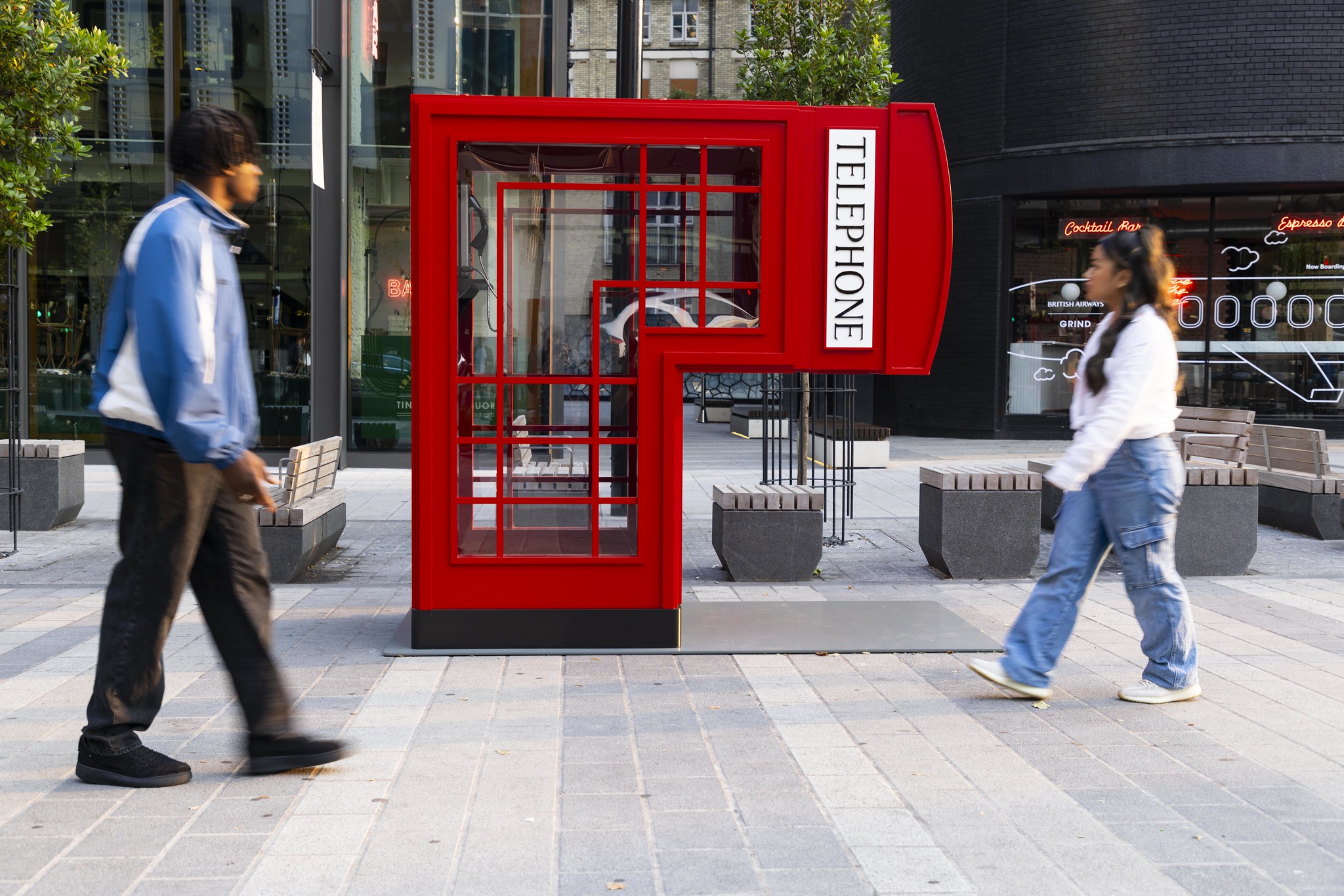 Samsung folds London bus for new phone launch | Famous Campaigns