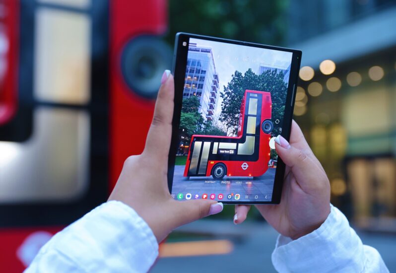 Samsung folds London bus for new phone launch | Famous Campaigns