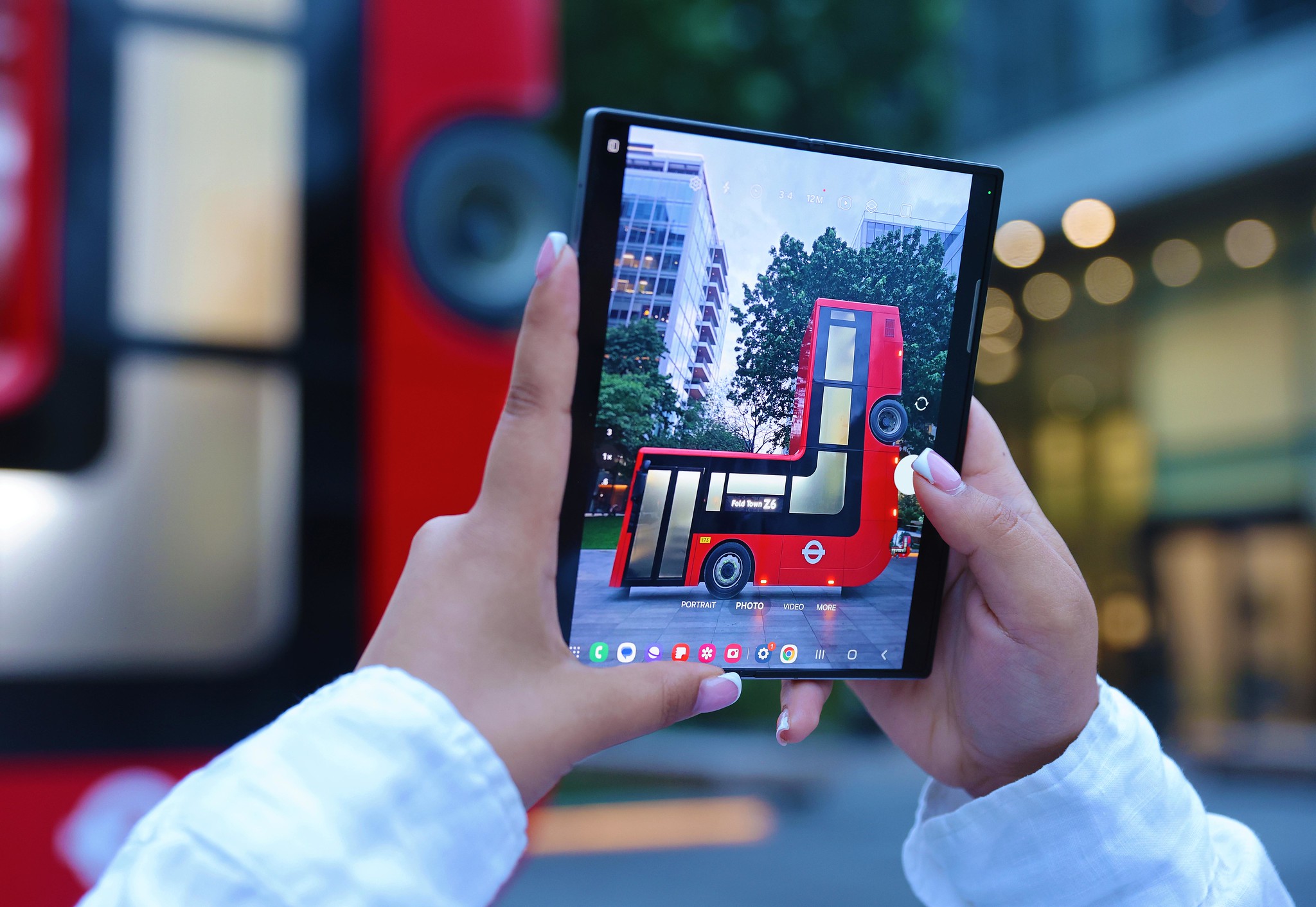 Samsung folds London bus for new phone launch | Famous Campaigns