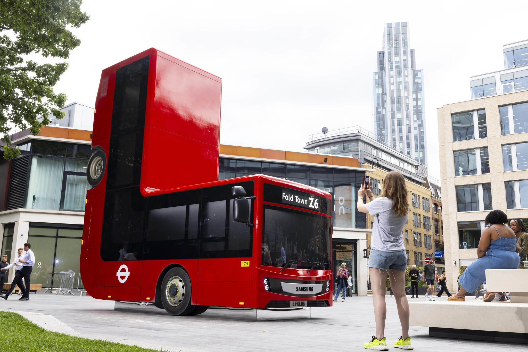 Samsung folds London bus for new phone launch | Famous Campaigns