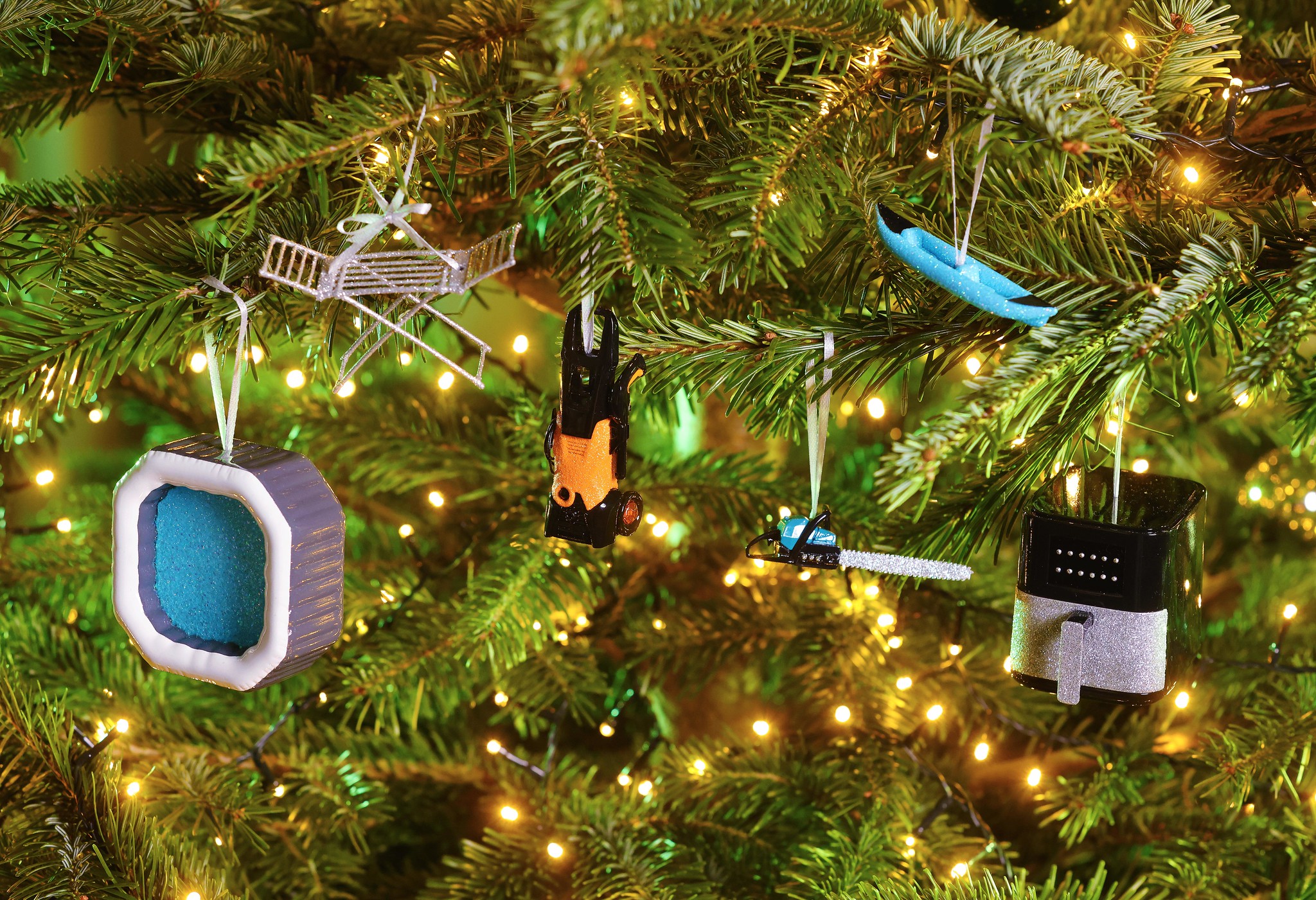 Un-baub-lievable holiday fun: You can now deck your halls with Aldi ...
