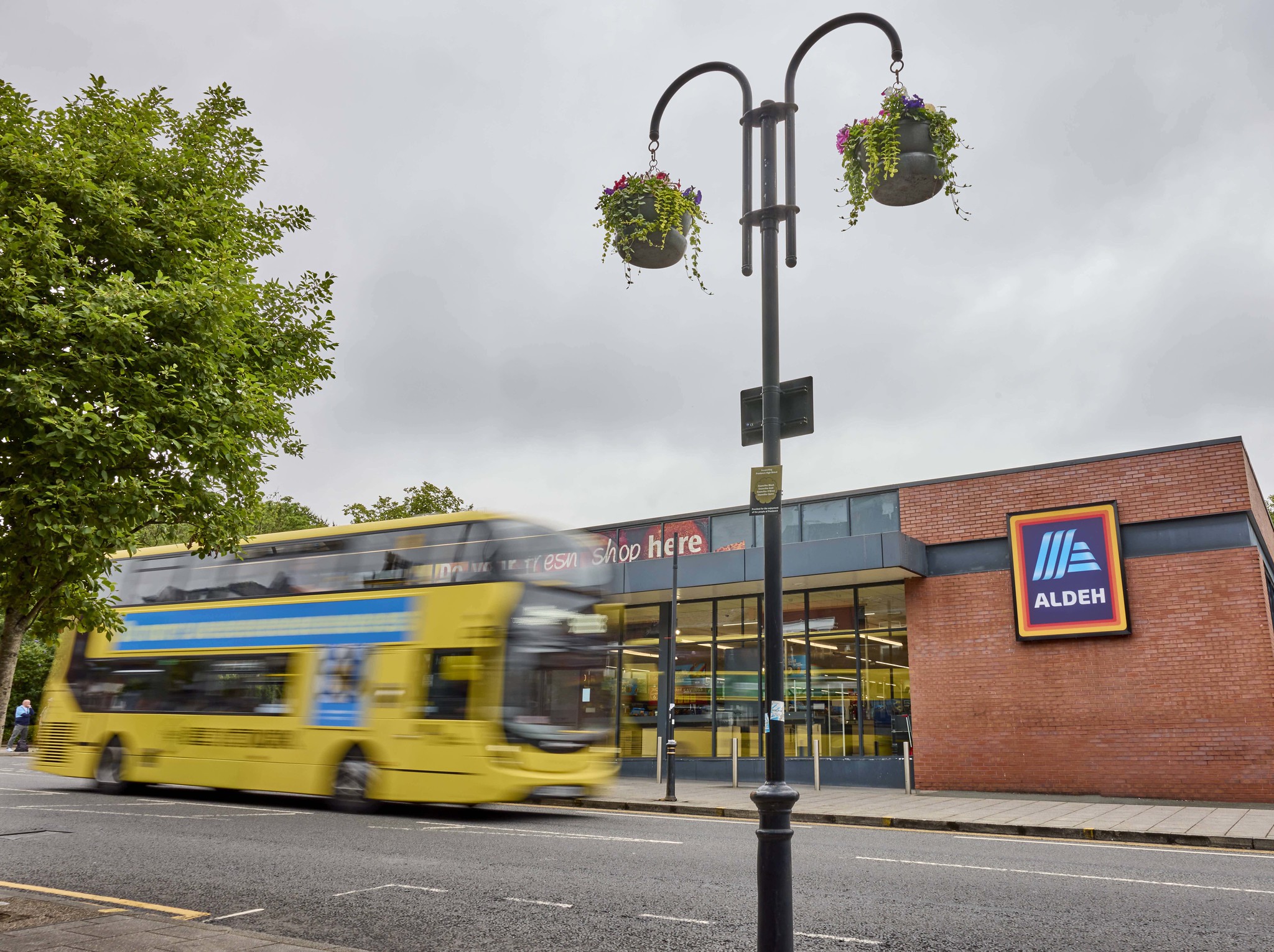 Aldi goes full manc with ‘Aldeh’ rebrand ahead of Oasis homecoming ...