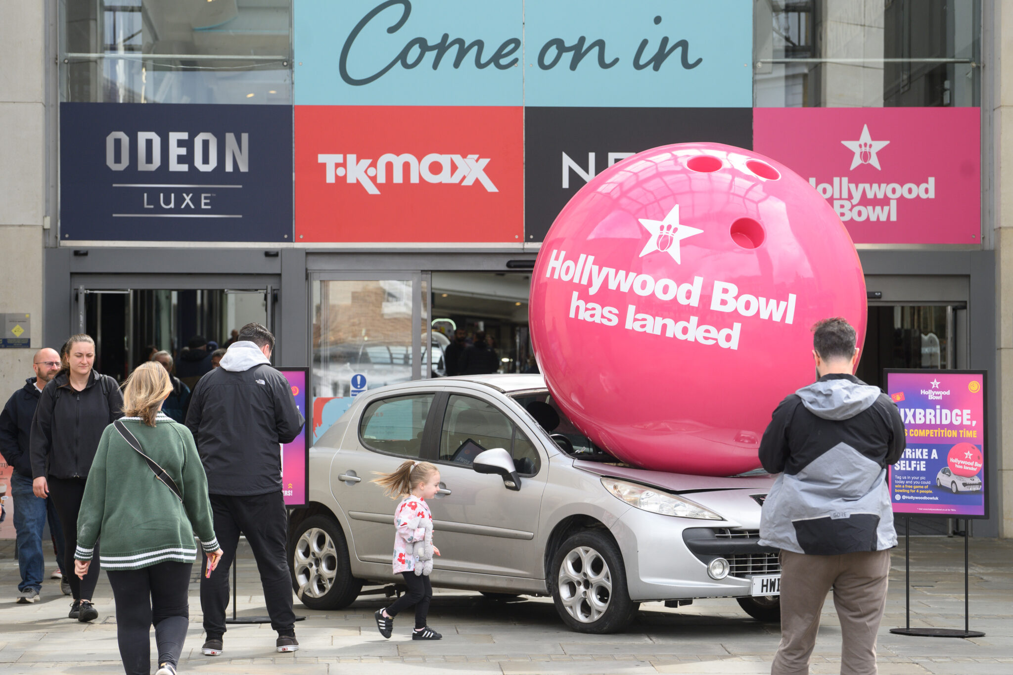 Hollywood Bowl ‘crushes’ car with giant bowling ball | Famous Campaigns