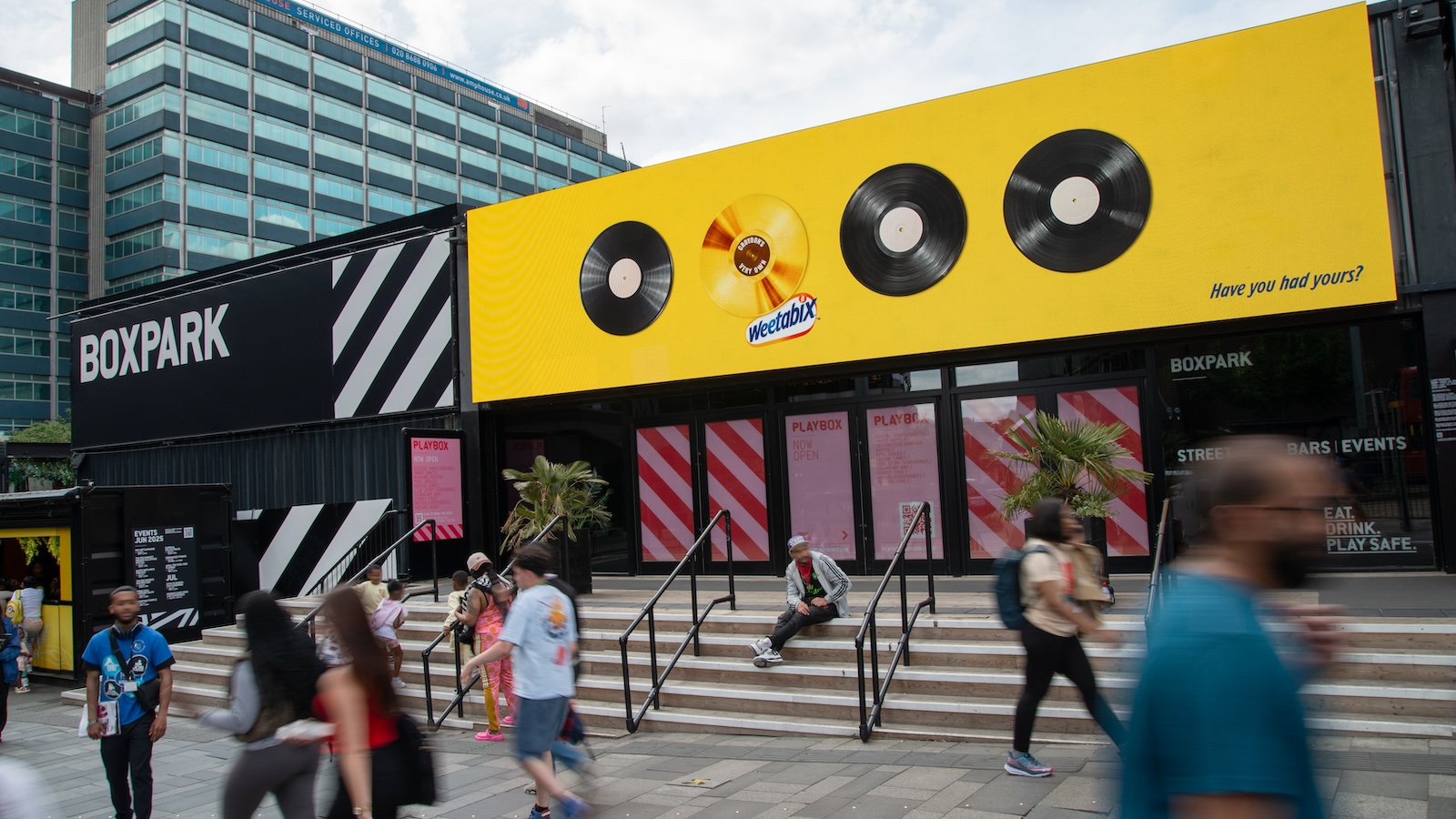 Raye eats Weetabix off her Spotify plaque, Weetabix eats the internet ...