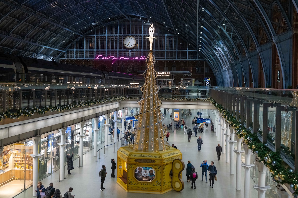 St. Pancras’ 2025 Christmas tree is a 12M rotating music box | Famous ...