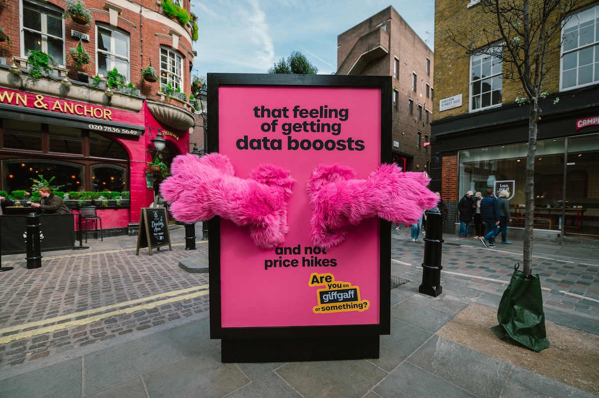 giffgaff unveils a huggable poster at King’s Cross | Famous Campaigns
